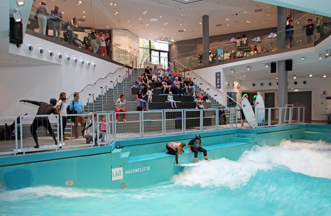 Heißer Ritt auf der stehenden Welle: wieder Indoor-Surfen beim ...